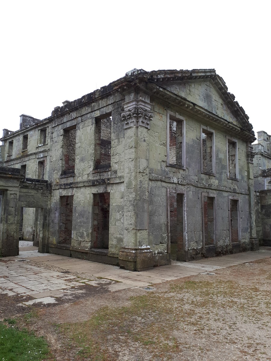 A TOUR GUIDE IN ENGLAND – APPULDURCOMBE HOUSE – Number One London